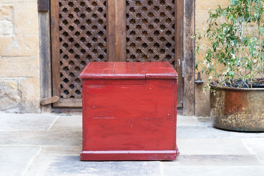 red blanket box